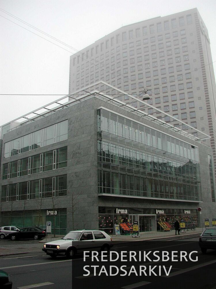 Codanhus i hele sin højde og i forgrunden Codanhus- tilbygningen med ...