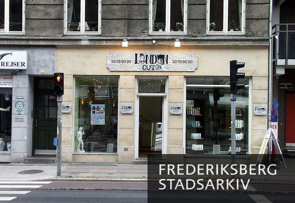 Butiksfacade til London Cut i 2007 og gadedøren til ejendommens opgang ...