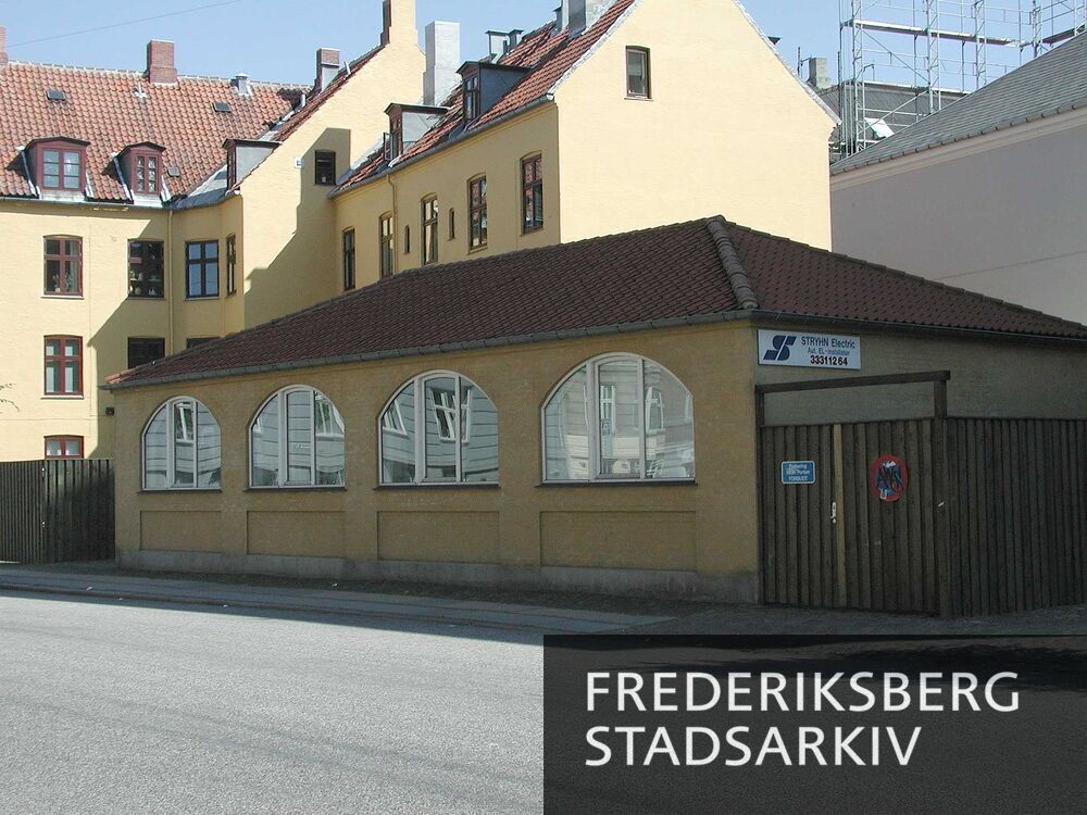 Kingosgade 10 med kig ind i gården og erhvervslokaler til Stryhn ...