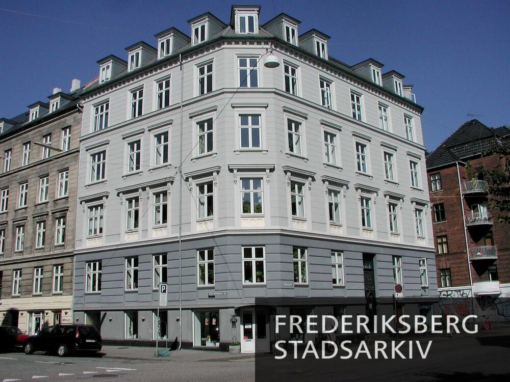 Kingosgade 15 på hjørnet af Carl Bernhards Vej i 2006. Forretningerne i ...