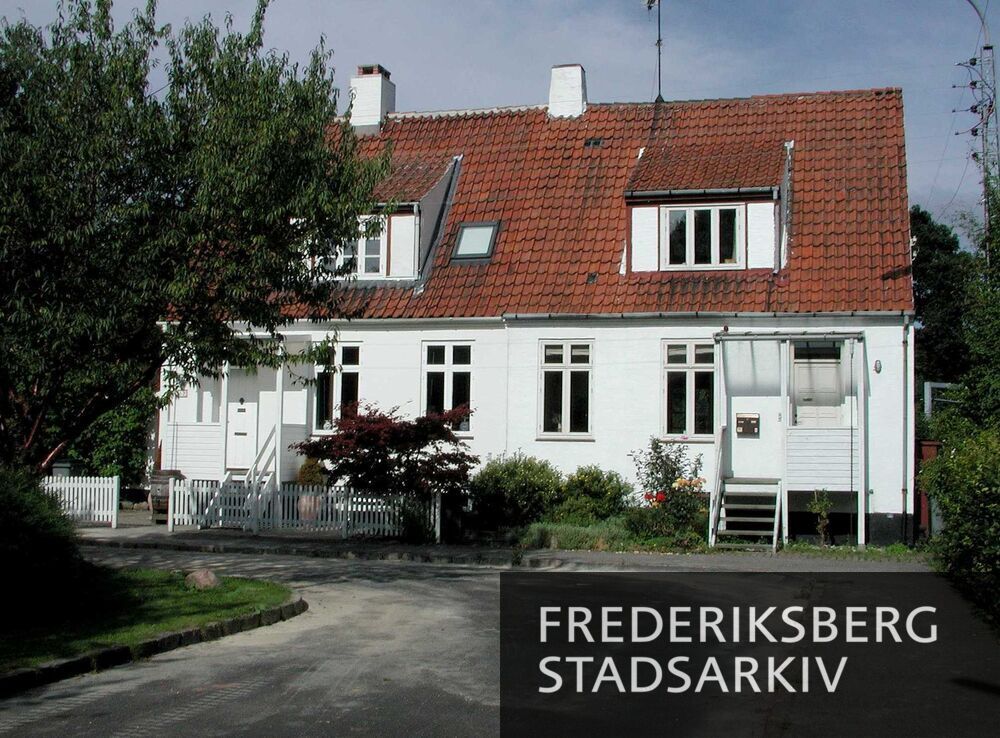 Dobbelthuset med bislag i træ for enden af den u-formede stikvej til ...