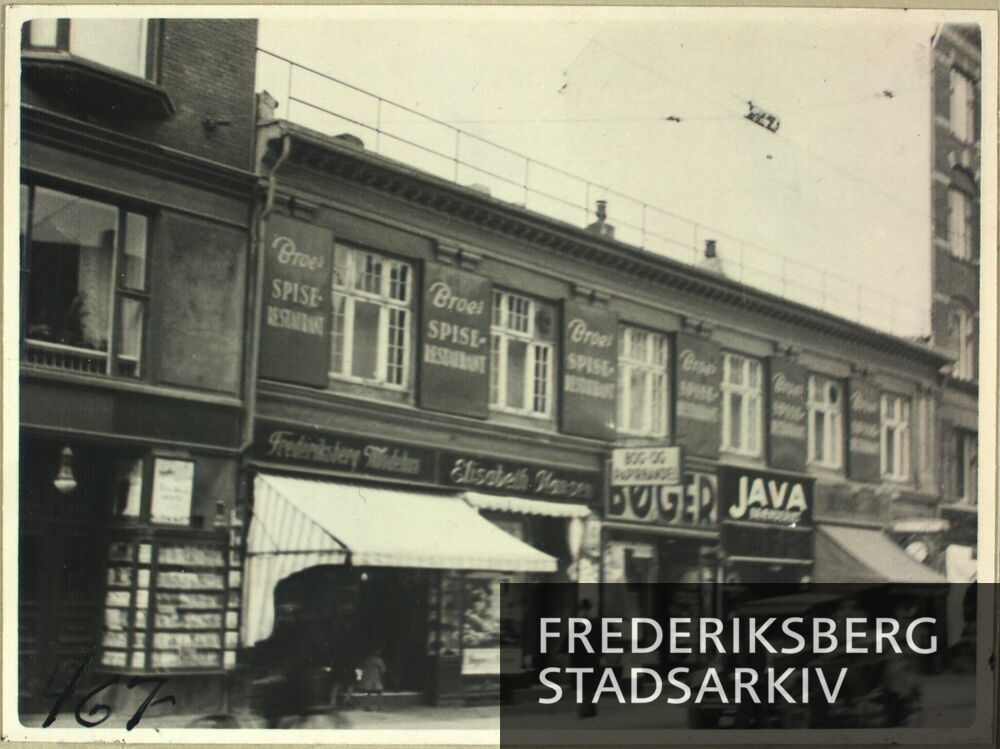 Butikker på Falkoner Allé. På første sal ses Broens Spiserestaurant ...