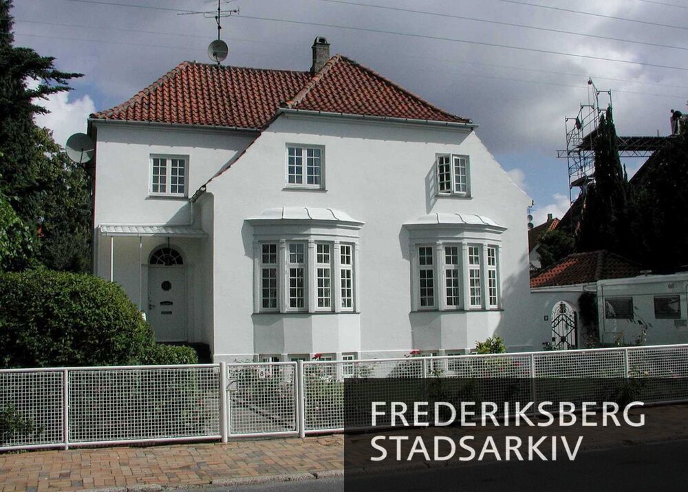 Ejendommen med to inddækkede karnapper, parabolantenner og bislag i ...