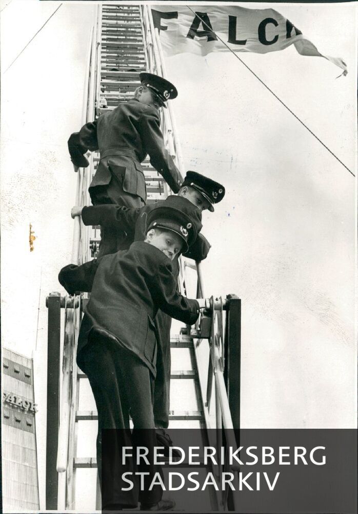 Nogle feriedrenge fra Landrupgård på besøg hos Falck. Drengene er ...