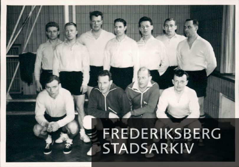 Gruppefoto af brandvæsenets håndboldhold omklædte til kamp i en ...