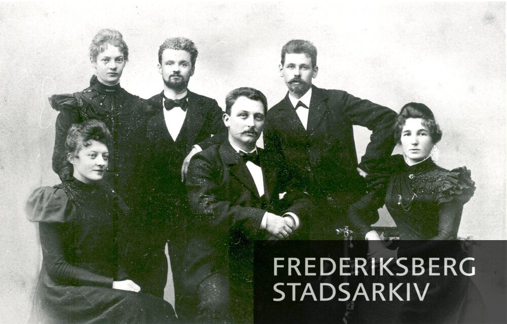 Fabrikant Christen Severin Stenbo ses som nr. 2 fra højre med sin kone Anna Maria Strauss Stenbo ...