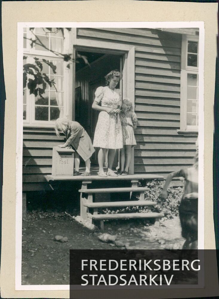 Feriekolonien Højstrup. To piger og en lærerinde foran Højstrup ...