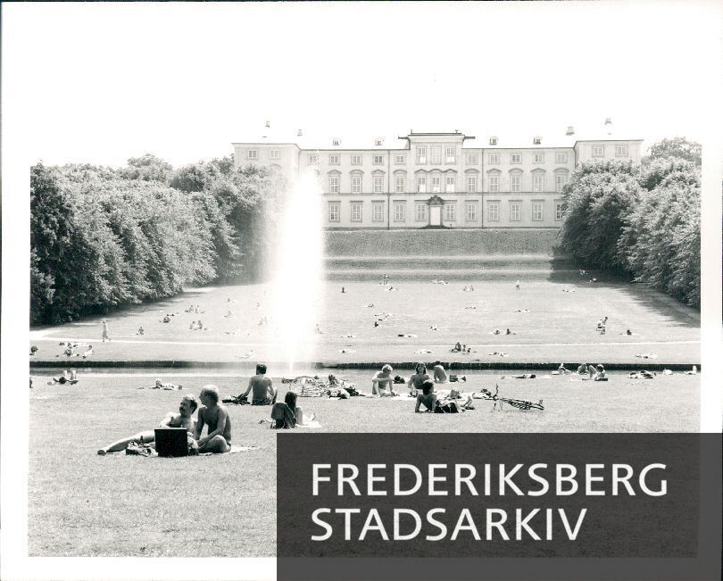 Frederiksberg Slot og Have. Solbadere på plænen foran Frederiksberg ...