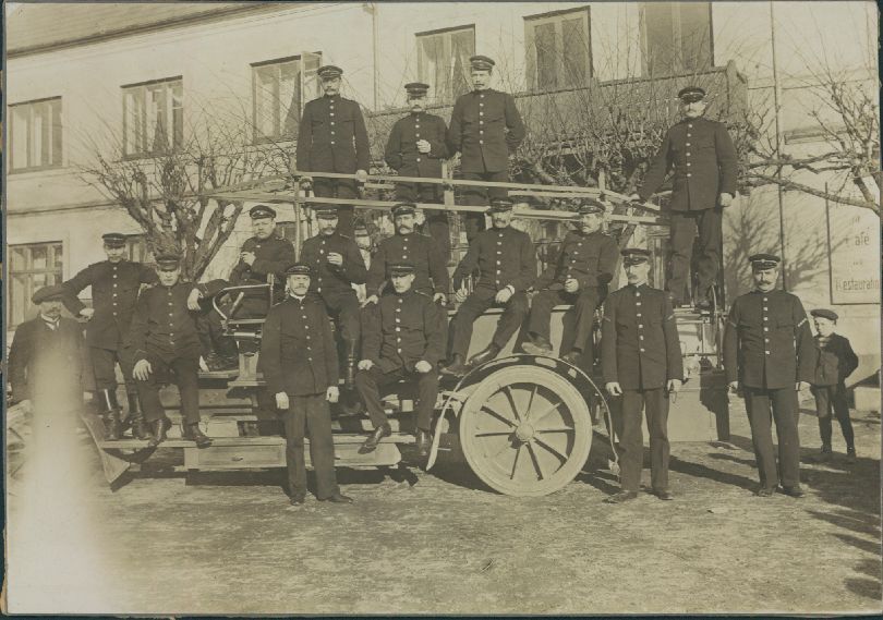 Gruppebillede med tysk automobil motorsprøjte i forbindelse med ...