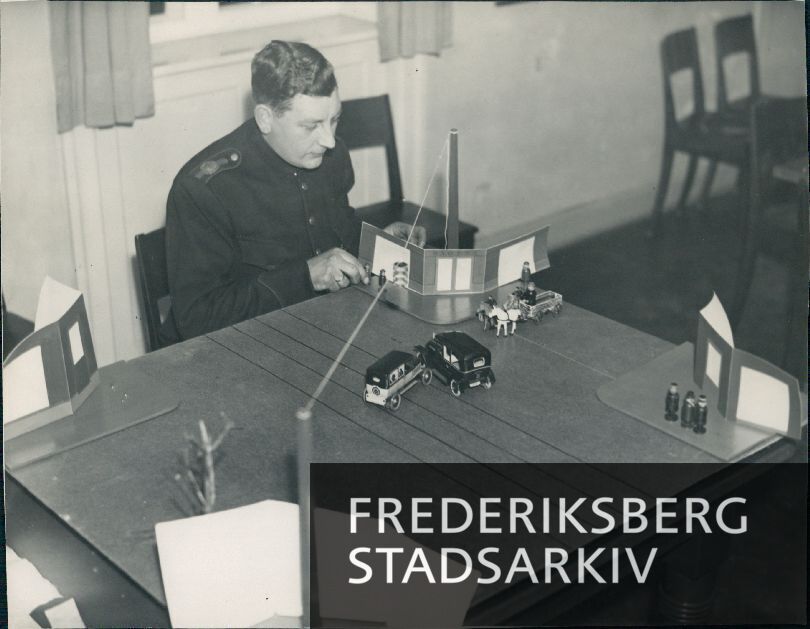 Overchauffør Anker B. Pedersen med færdselsmodellen ABP 3, som han ...