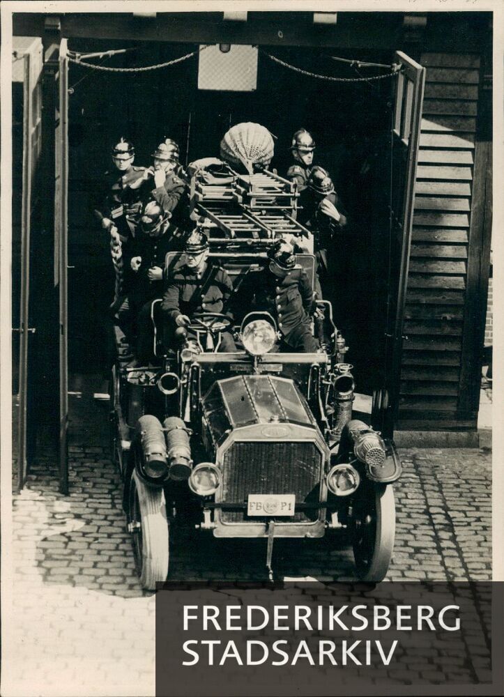 Udrykning fra stationen på Howitzvej 6. Blandt brandfolkene på ...