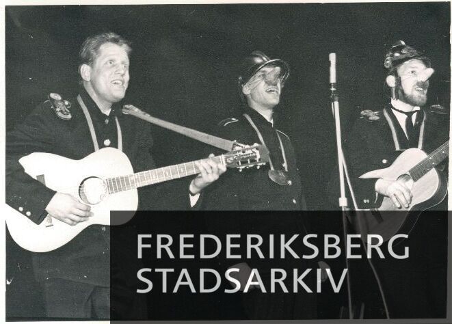 Fra venstre ses brandmændene nr. 61 Tom Pedersen, nr. 102 Preben Hansen ...