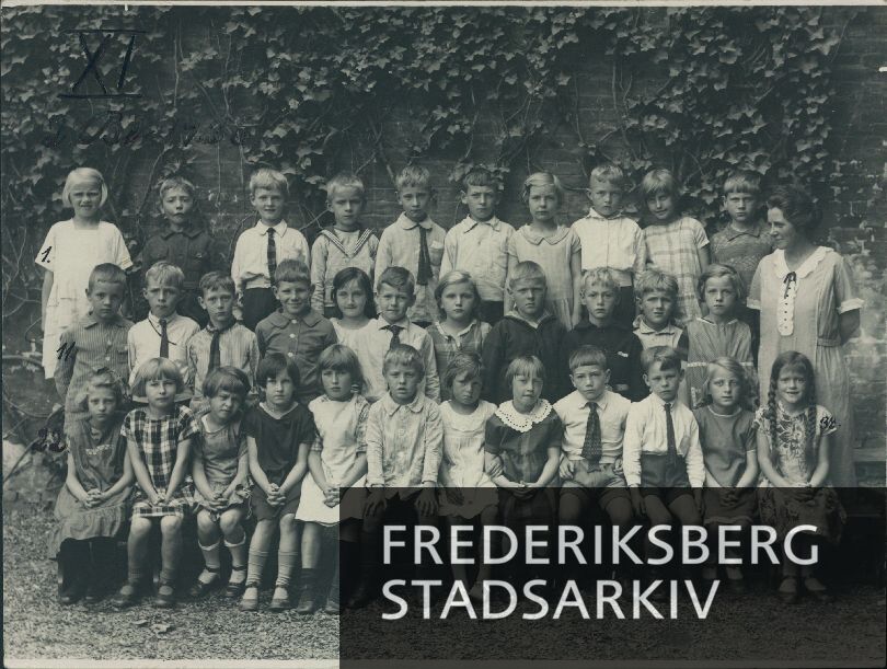 Skolen ved Solbjergvej. 2.Bl. 1926. Nederste rk. fra venstre: Gunhild ...