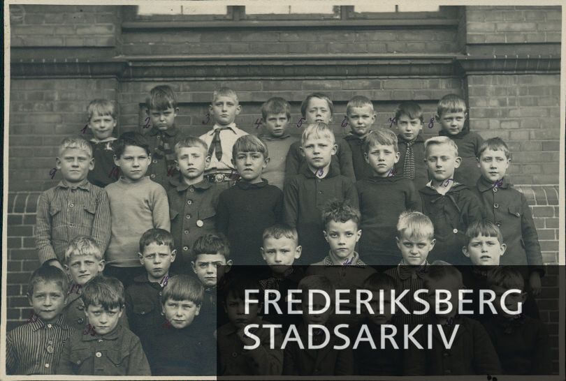 Skolen på Nyelandsvej, 2 A 1925/26 1. række fra venstre: Erik Bengtsson ...