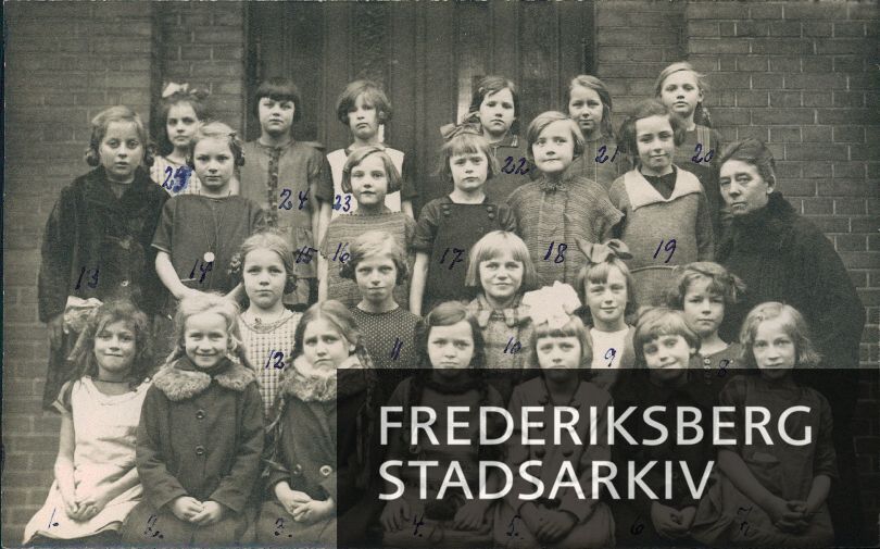 Skolen på Nyelandsvej, 3.a, 1925-26 1. række fra venstre: Tove Gerths ...