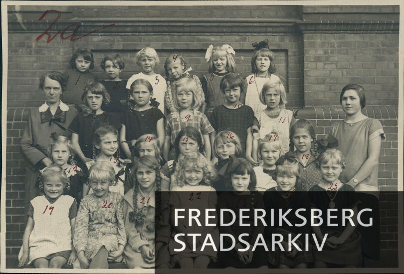 Skolen på Nyelandsvej, 2a, 1925-26 1. række fra venstre: Grethe Olsen ...