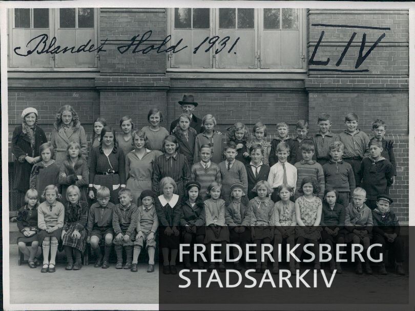 Skolen ved Solbjergvej. Blandet hold. 1931. Nederste rk. fra venstre:Else Gudrun Jensen ,Else ...