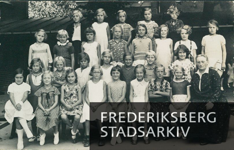 Skolen på Godthåbsvej. 3.kl. piger, 1934-1935. Læreren er Anna Nielsen ...