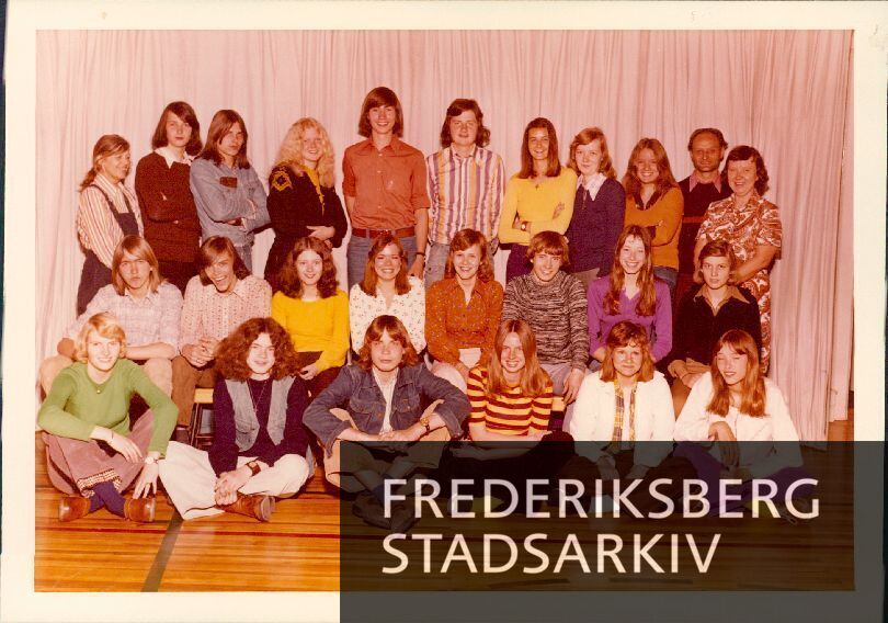 Skolen på Godthåbsvej, 3. Real, 1974. 1. række set fra venstre: 1) Pia ...