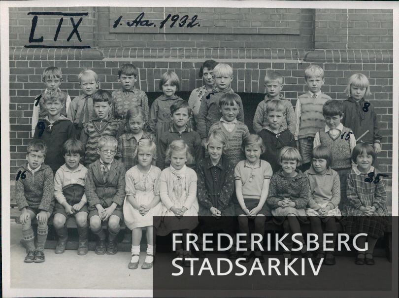 Skolen ved Solbjergvej. 1.Aa 1932..Lærerinde fru F. Engelstorp Nederste ...