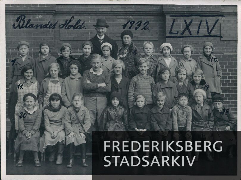 Skolen ved Solbjergvej 1932. Blandet hold Nederste række fra venstre ...