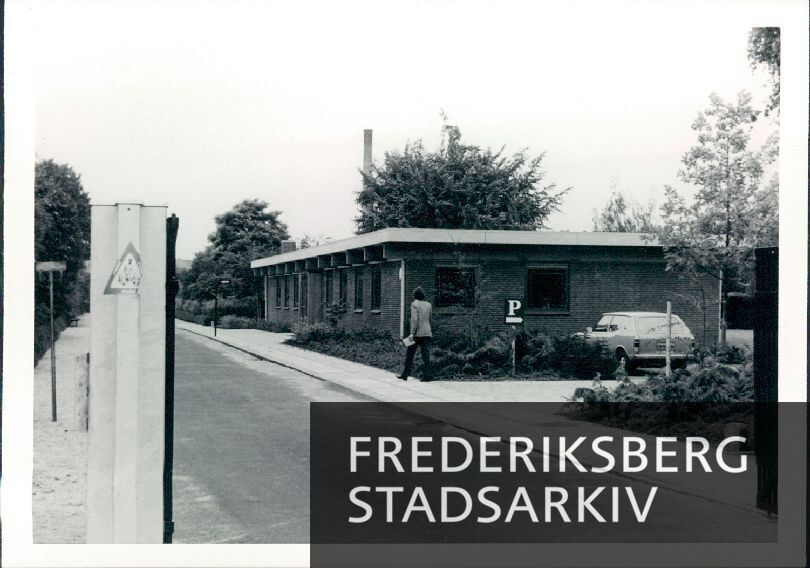 Indgangsparti med kirkegårdskontoret for Assistents Kirkegård/Solbjerg ...