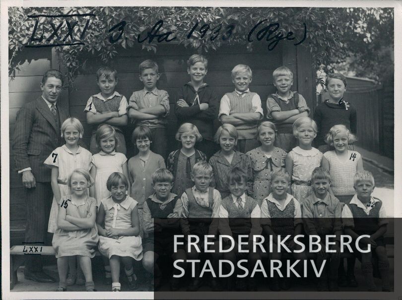 Skolen ved Solbjergvej. 3.Aa. 1933 (Rye) Nederste række fra venstre ...