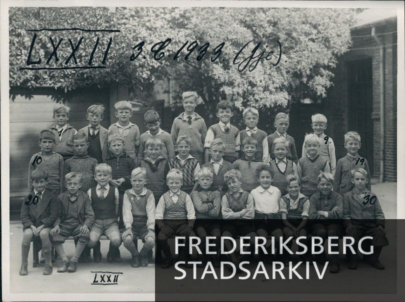 Skolen ved Solbjergvej. 3.C 1933 Nederste række fra venstre: Jørgen ...