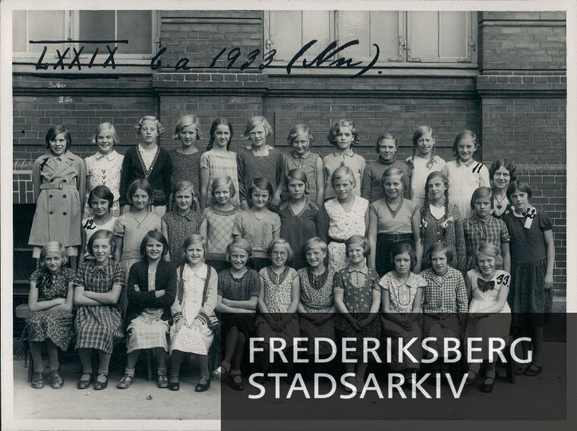 Skolen ved Solbjergvej. 6.a.1933. ( Nu ) Nederste række fra venstre ...