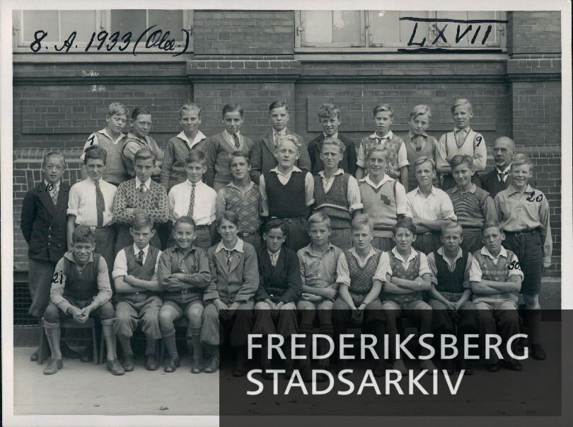 Skolen ved Solbjergvej. 8.A.1933. ( Olee) Nederste rk. fra venstre: Ib ...