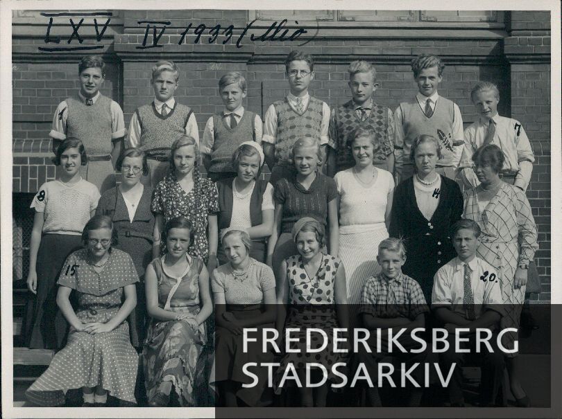 Skolen ved Solbjergvej. IV. 1933. ( Mio ) Nederste rk. fra venstre ...