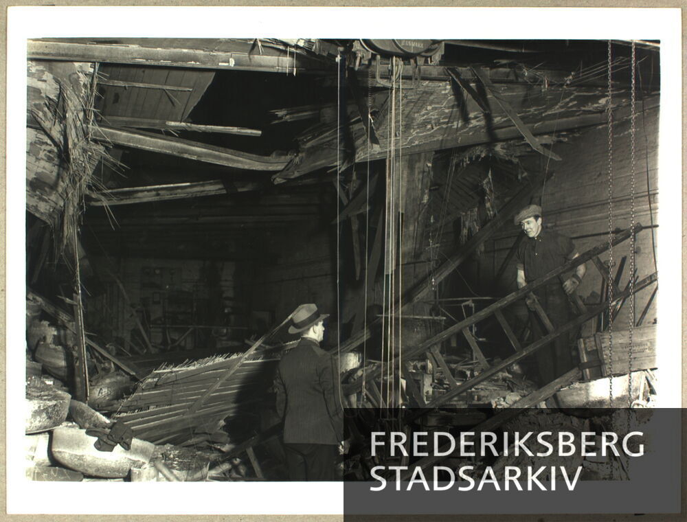 Oprydning efter ulykken, hvor den gamle skorsten væltede under en voldsom storm d. 5. feb. 1934 ...