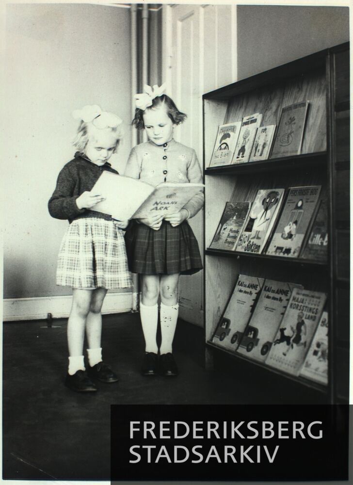 To piger fra Fuglevangsvejens skole - kbhbilleder.dk