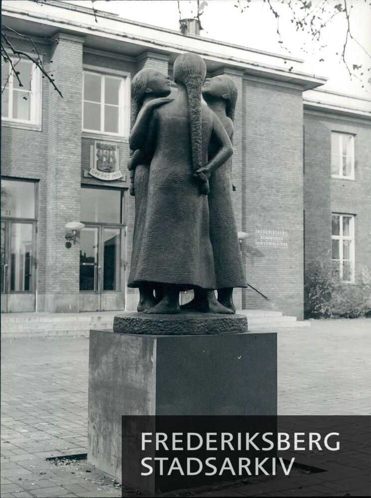 Gottfred Eickhoffs statue 'Tre søstre' også kaldet 'Solpiger' på ...