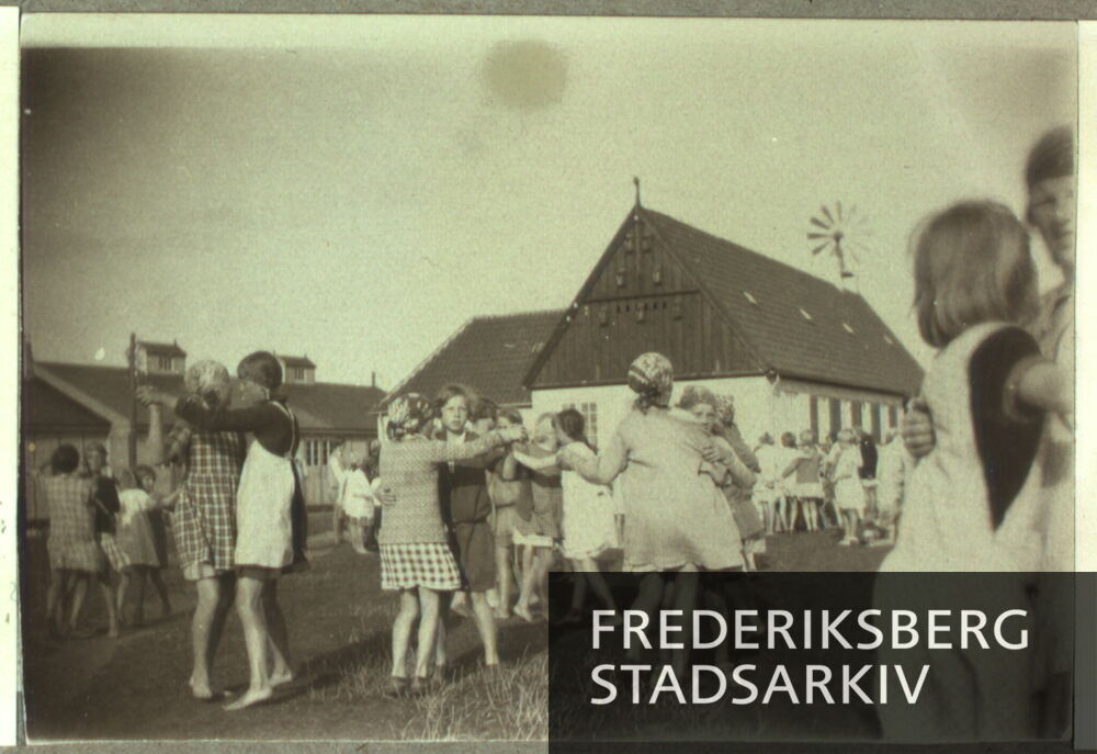 Dansende piger foran Høves bygninger - kbhbilleder.dk