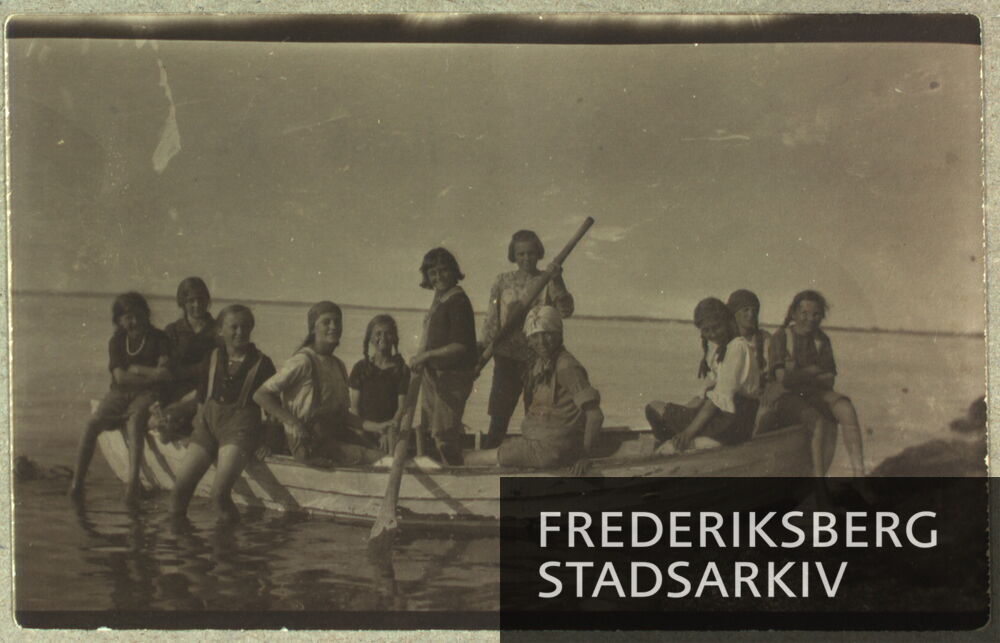 En flok piger i robåd klar til en sejltur - kbhbilleder.dk