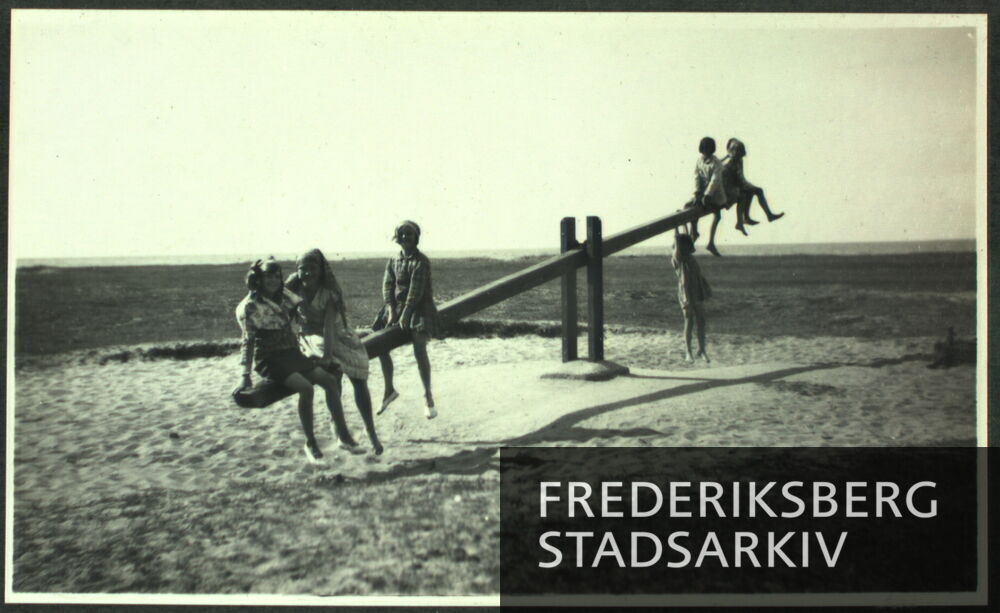 En flok piger på vippen - kbhbilleder.dk