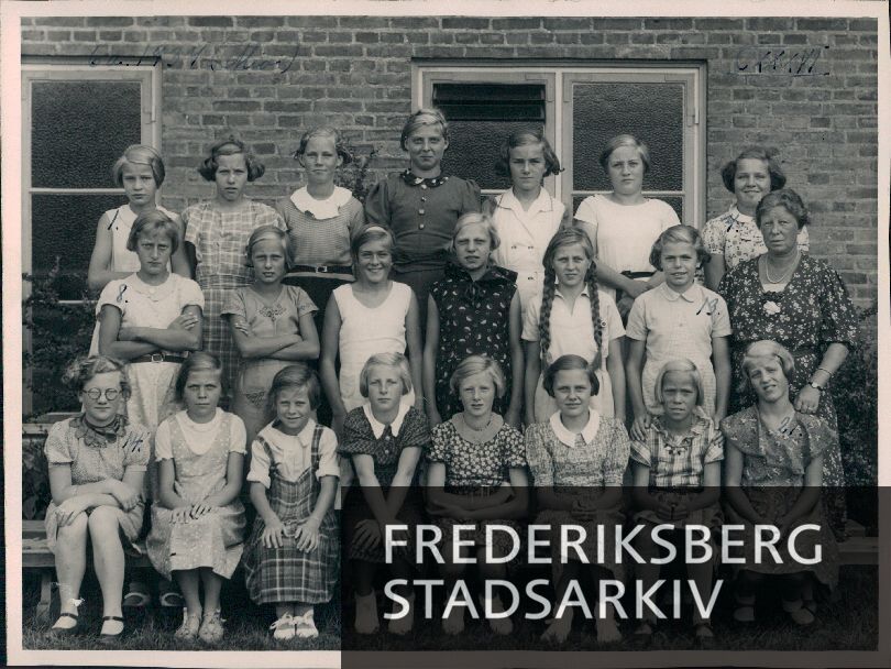 Søndermarkskolen. 6.a. 1934 ( Mio ) Nederste rk. fra venstre: Bodil ...