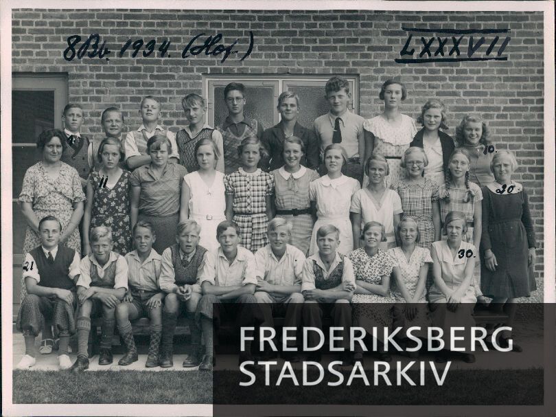 Søndermarkskolen. 8.Bb.1934. ( Hof ) Nederste rk. fra venstre: Torben ...