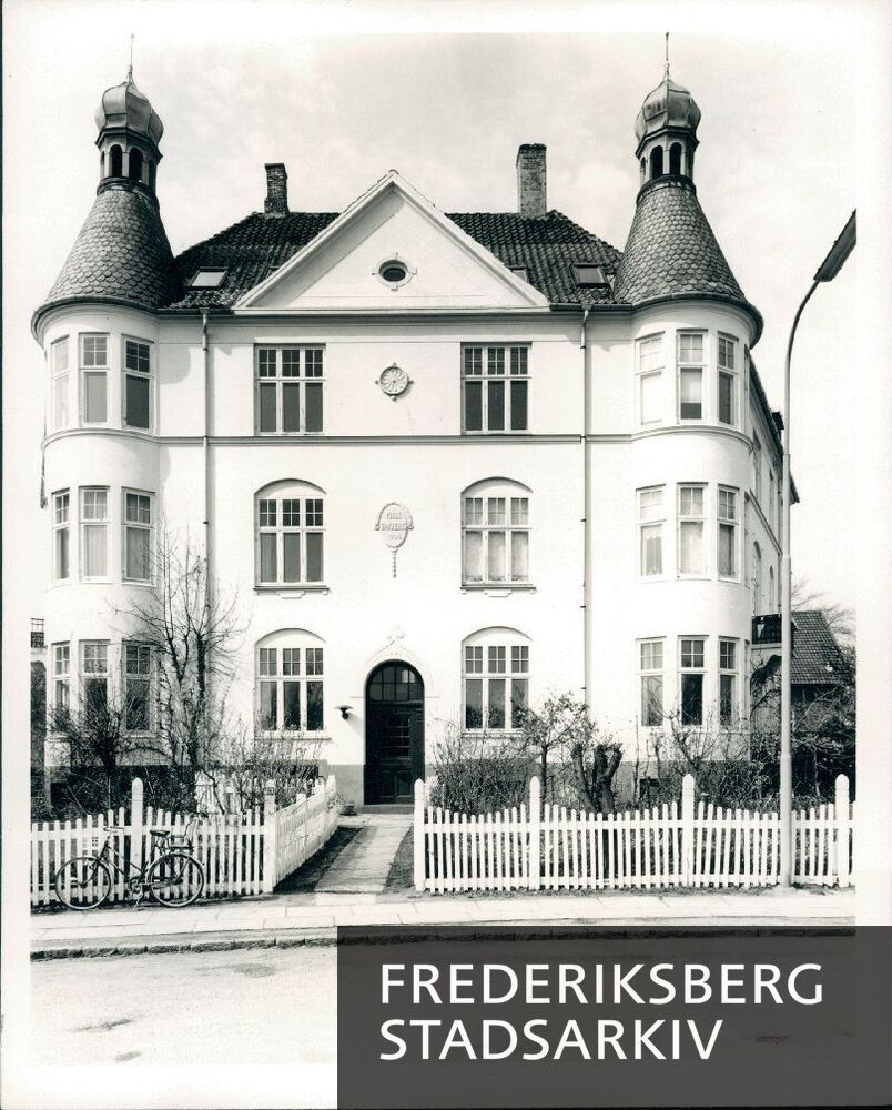 'Fuglebakkehuset' med tårne, spir, frontispice og fronton - kbhbilleder.dk