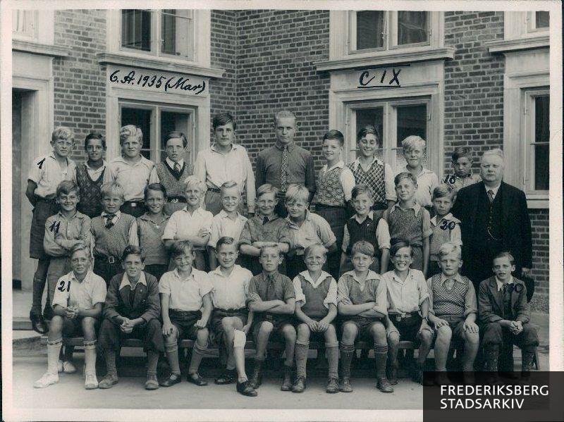Søndervangskolen. 6. A. 1935 . Hr. C. Marke Nederste række fra venstre ...