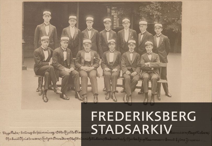 Gruppebillede fra Svanholms Gymnasium med nyudsprungne studenter fra ...