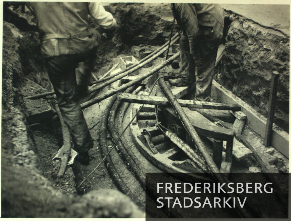 Kabler trækkes ved hjælp af traktor på Henrik Steffens Vej - kbhbilleder.dk