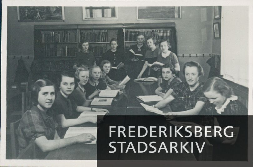 Skolen på Godthåbsvej, 8.A s piger læser, 1936-1945. - kbhbilleder.dk