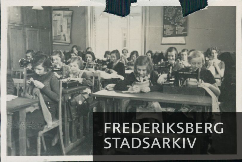 Skolen på Godthåbsvej, 6.A s piger har håndarbejde, 1936-1945 ...