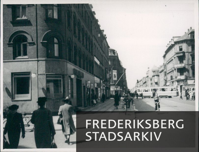 Gammel Kongevej set i vestlig retning, fra hjørnet af Hauchsvej. En bus ...