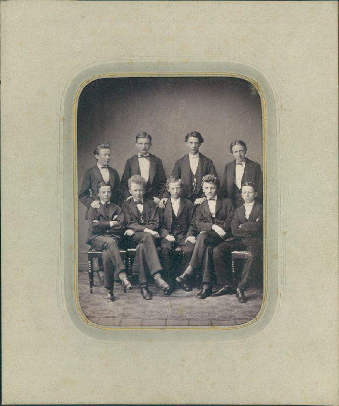 Realister fra Schneekloths Latin- og Realskole. Fra venstre: John ...