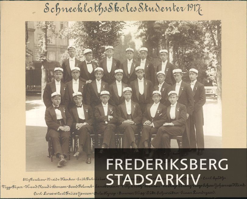 Studenter fra Schneekloths Gymnasium. Bagerst fra venstre: Stig Poulsen ...