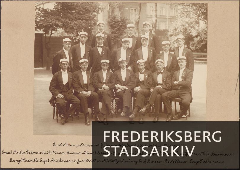 Nysproglige studenter fra Schneekloths Gymnasium. Bagerst fra venstre ...