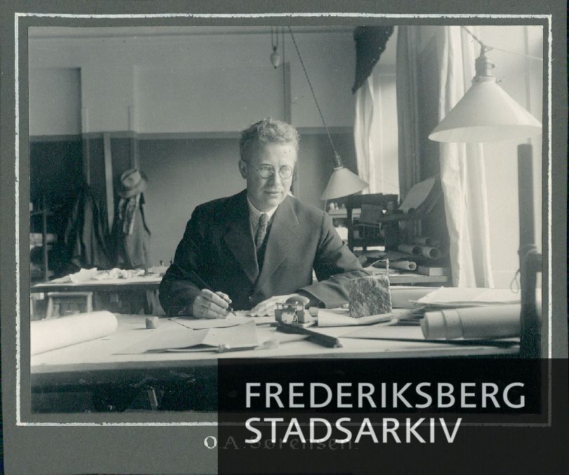 O.A. Sørensen fra 2. Ingeniørafdeling, marts 1934, ved sit skrivebord ...